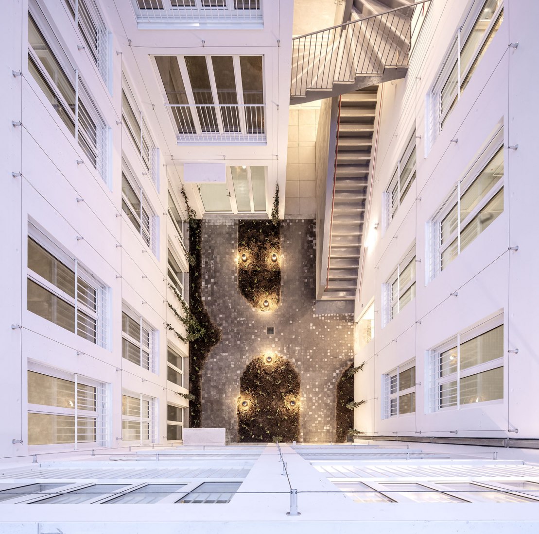 Reinvented Faubourg. 14 social housing units and 2 commercial premises ...