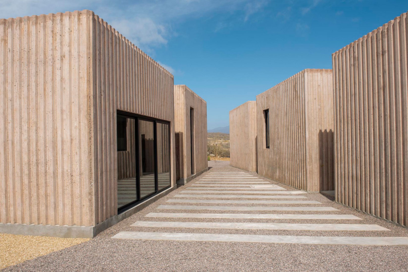 An oasis of privacy. Casa Santos by María Gómez, Héctor Coss and ...