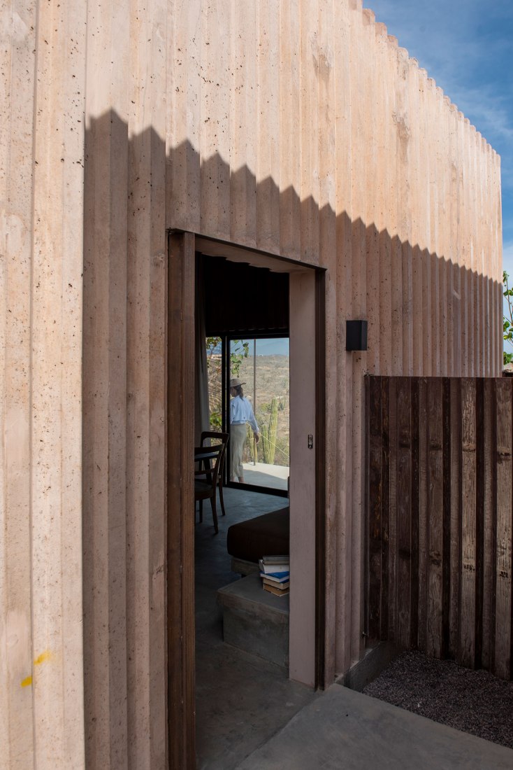 An oasis of privacy. Casa Santos by María Gómez, Héctor Coss and ...