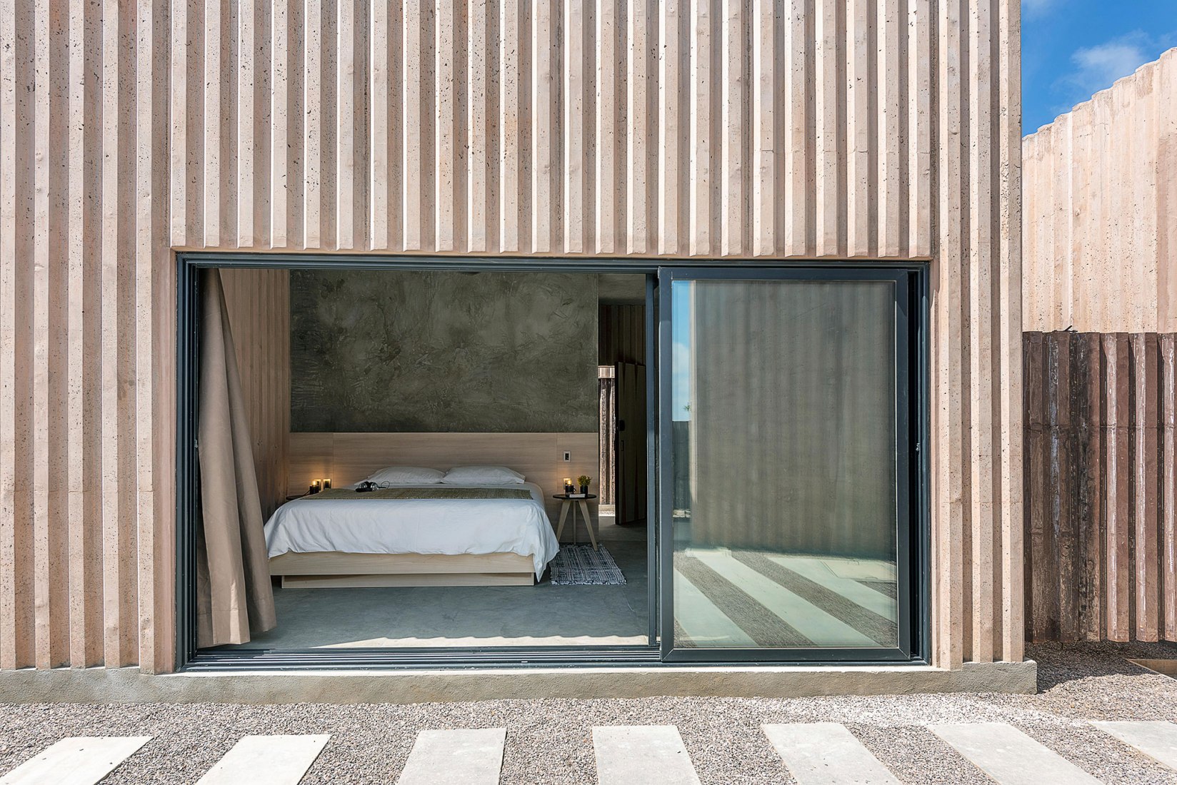An oasis of privacy. Casa Santos by María Gómez, Héctor Coss and ...
