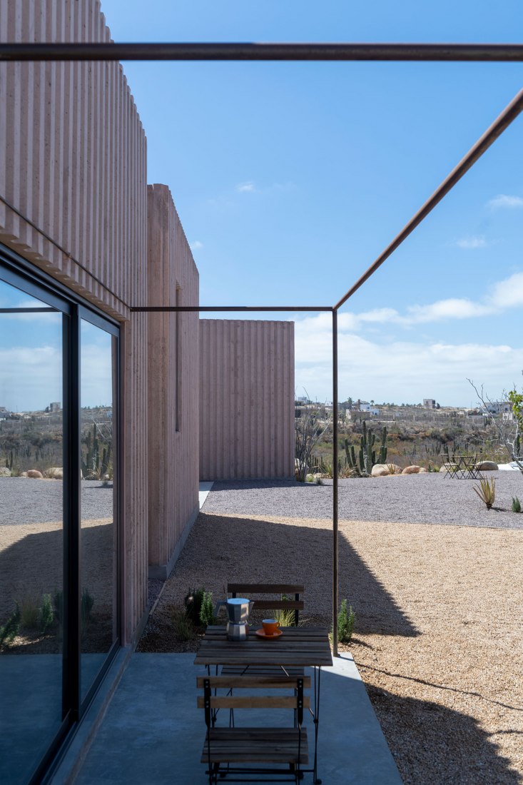 An oasis of privacy. Casa Santos by María Gómez, Héctor Coss and ...