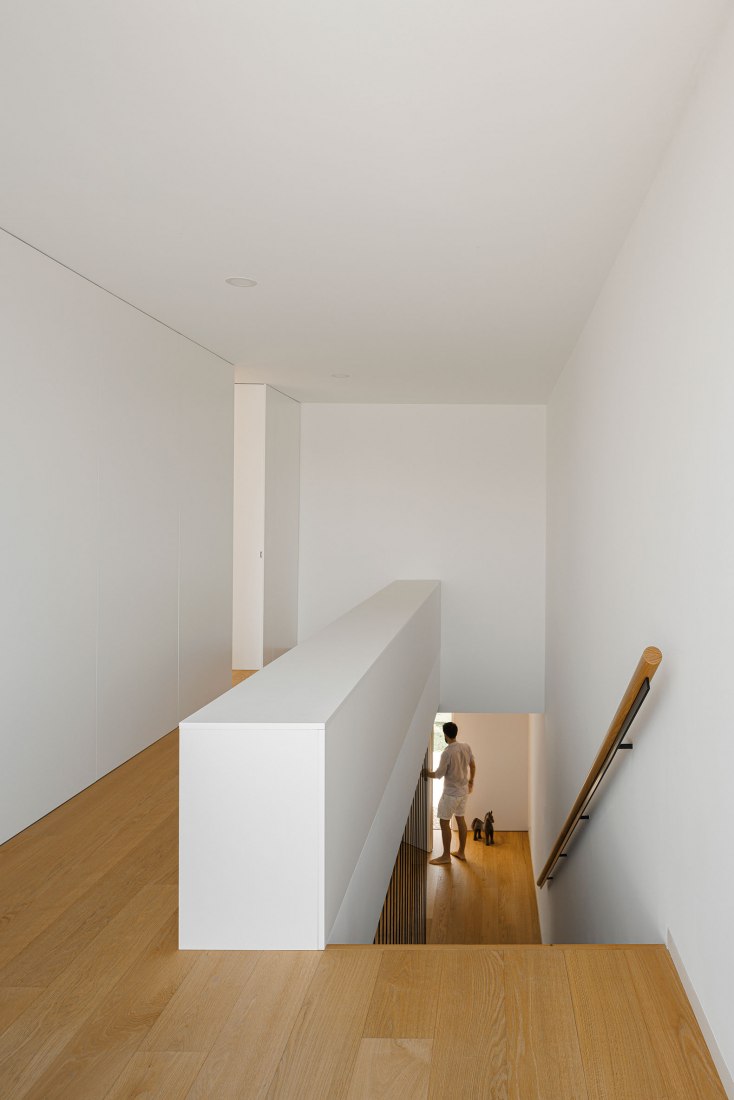 The inside expands to the outside. JC House by Mário Alves arquiteto ...