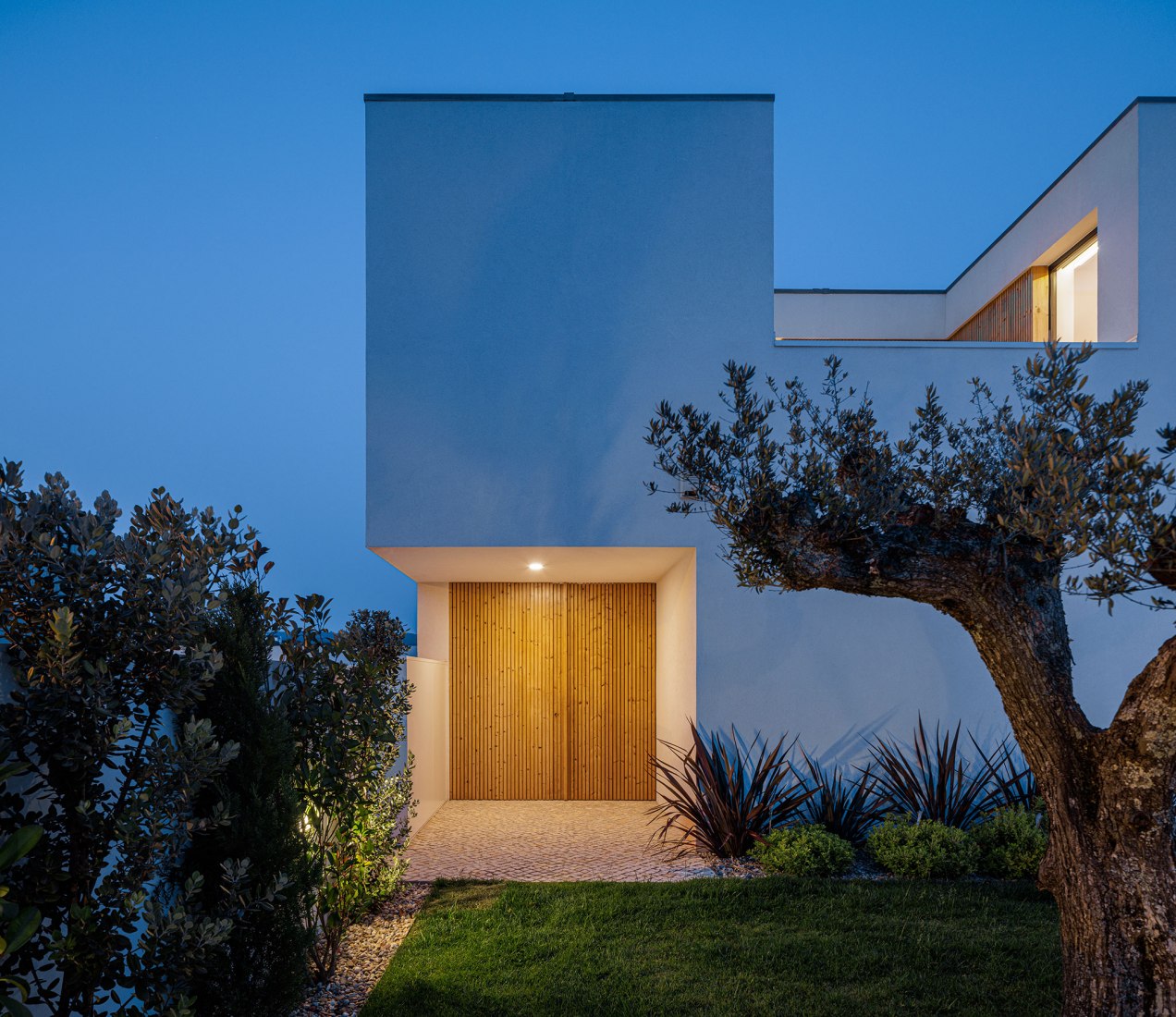 The inside expands to the outside. JC House by Mário Alves arquiteto ...