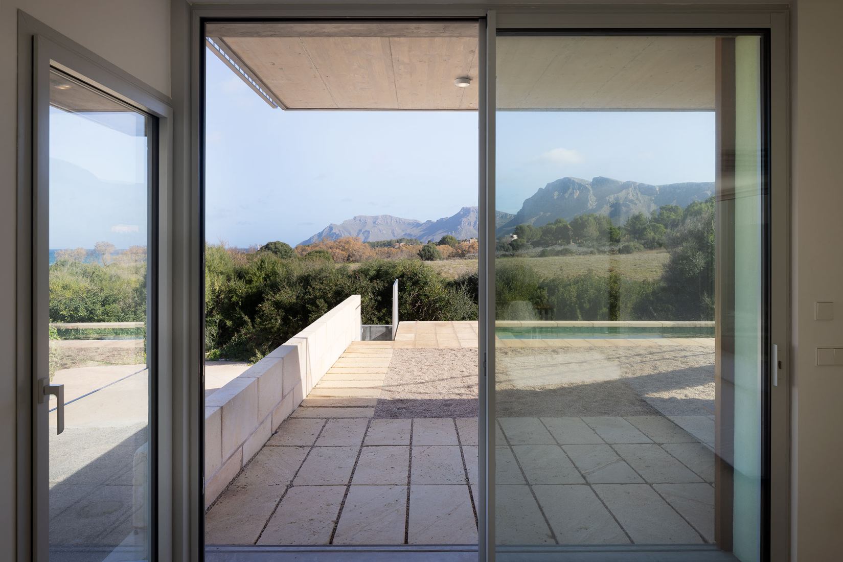 Looking at an exceptional environment. MK House by Mateo Arquitectura ...