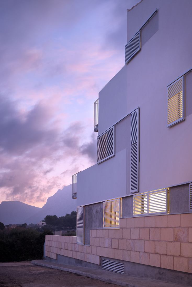 Looking at an exceptional environment. MK House by Mateo Arquitectura ...