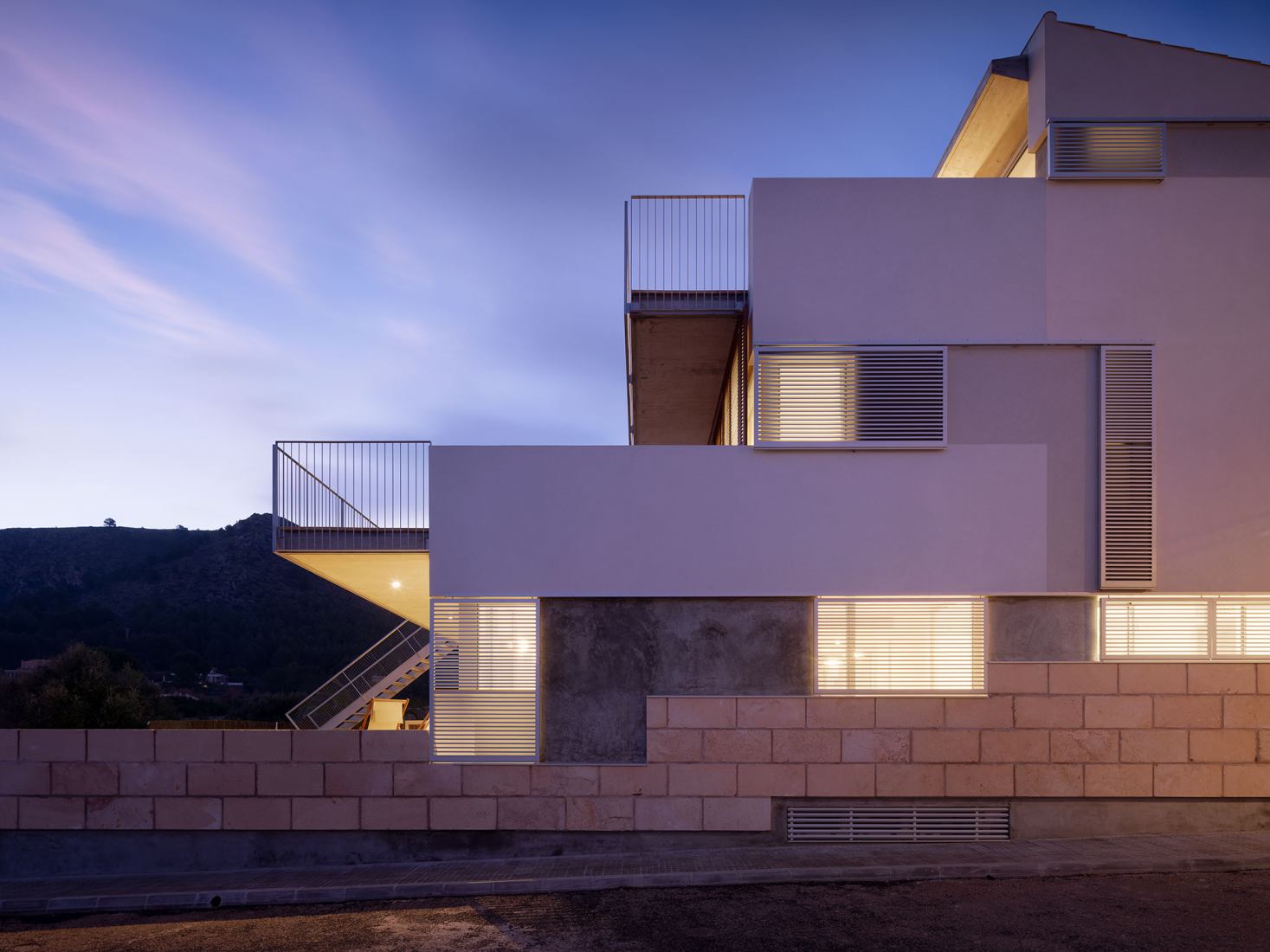Looking at an exceptional environment. MK House by Mateo Arquitectura ...