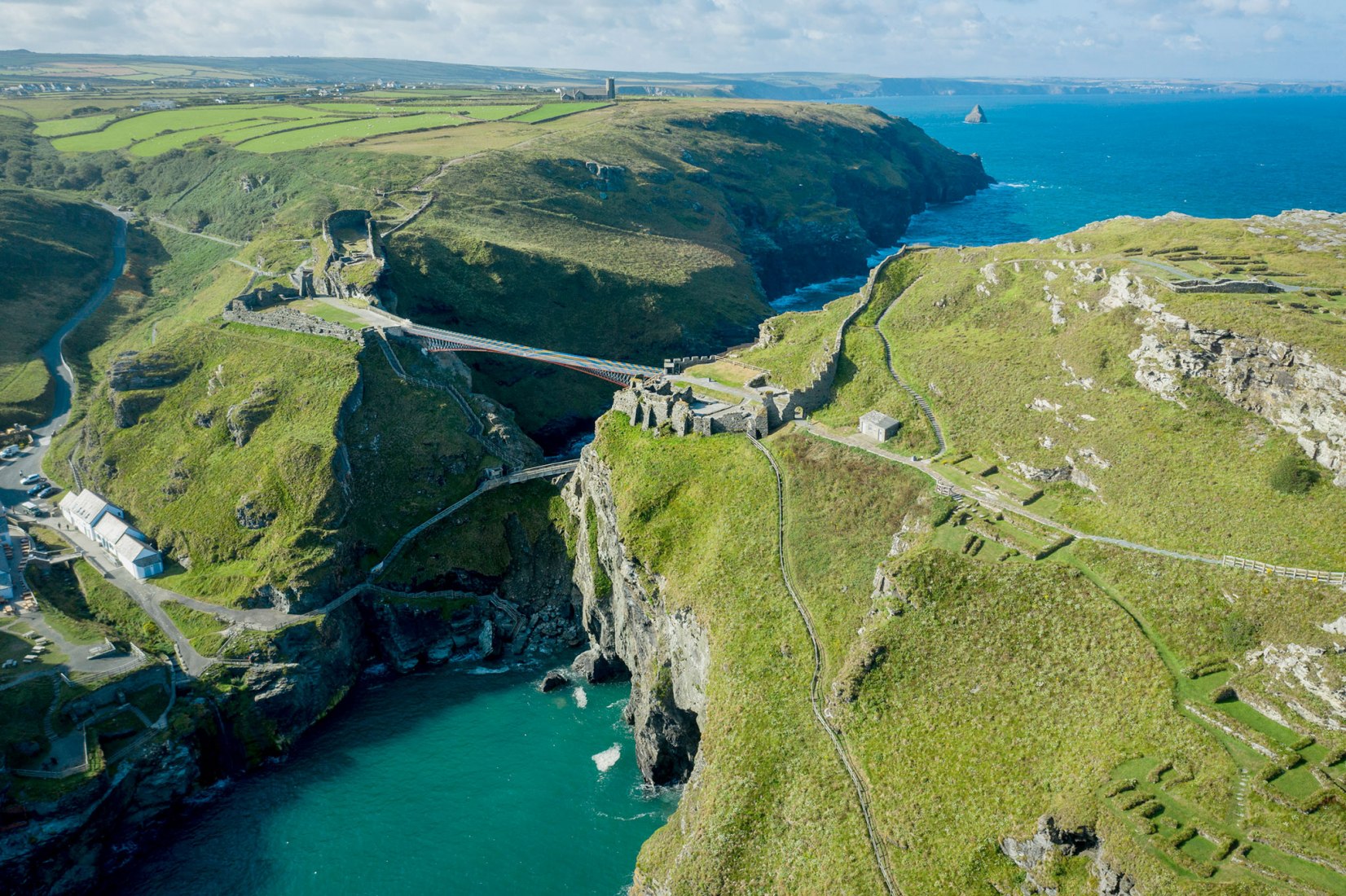 La nueva pasarela de Tintagel une el castillo de Cornwall después de ...