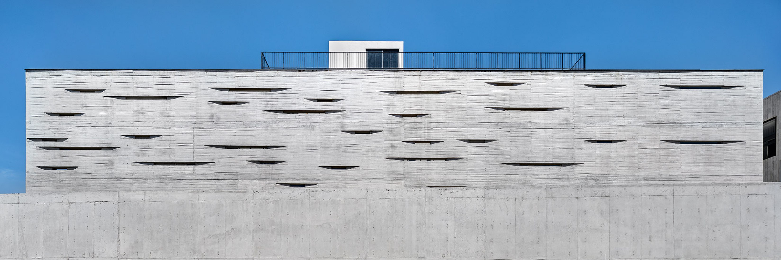 Combinations of concrete and travertine to create houses. ODP by Michan ...
