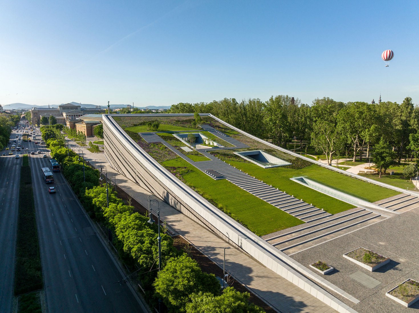 Una curva para conectar parque y ciudad. Museo de Etnografía de ...
