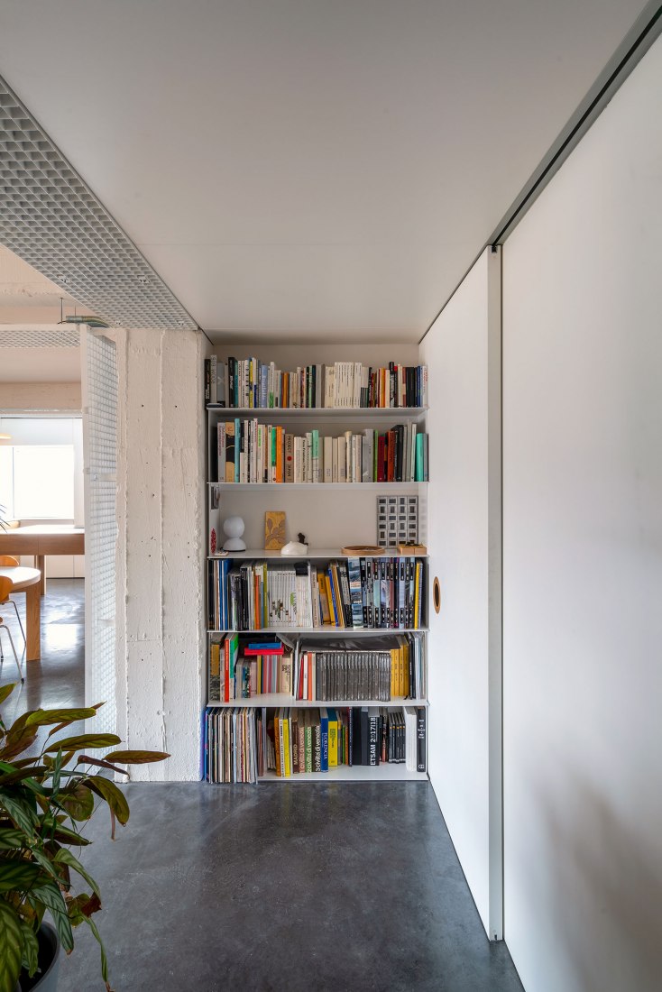 Non–Binary cross space. A deep revamp of a 1950s flat by Pachón-Paredes ...
