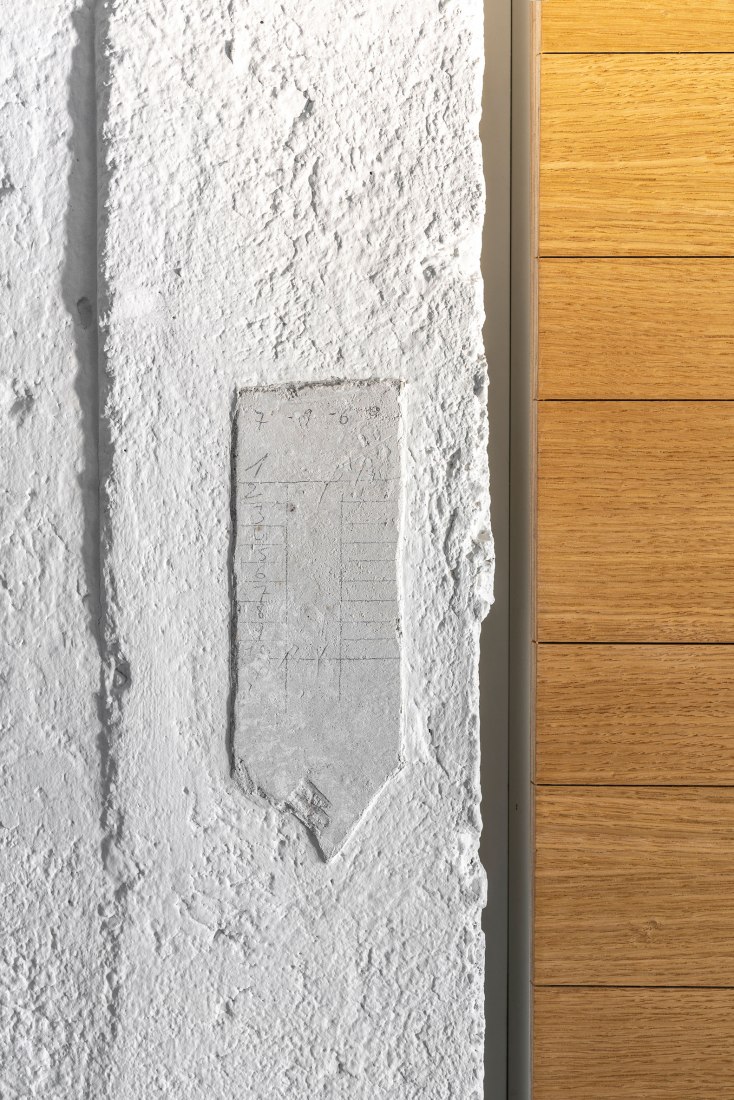 Non–Binary cross space. A deep revamp of a 1950s flat by Pachón-Paredes ...