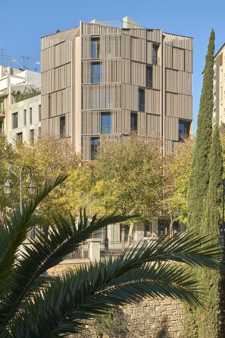 An urban oasis in the city core. Residential building Paseo Mallorca 15 ...