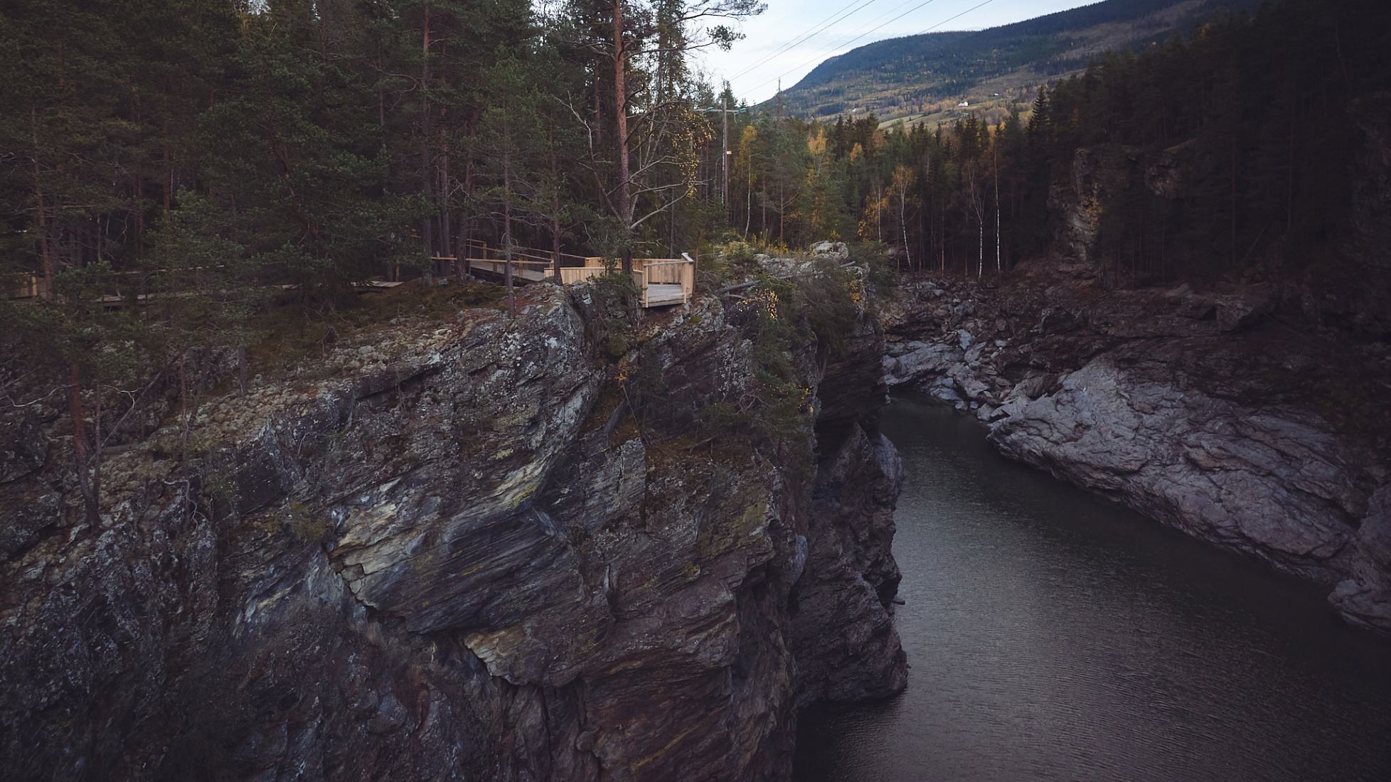 A walkway in the forest, as a space for art. Okulus by Rintala ...