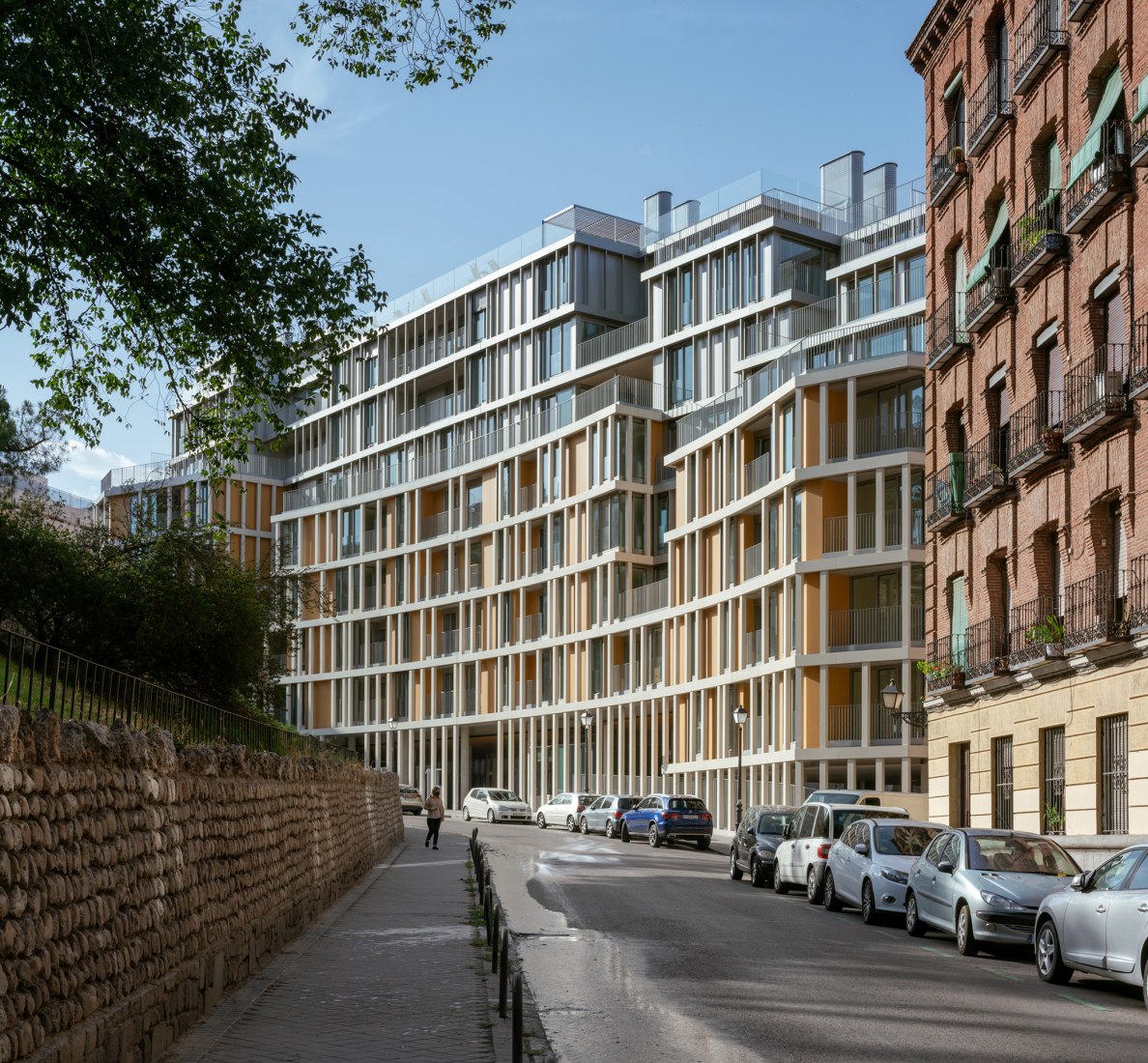 Dialogando con el Palacio Real. Edificio residencial por Olalquiaga ...