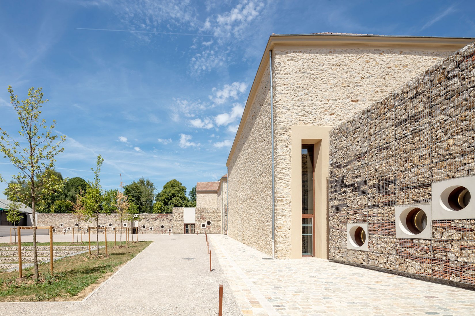 Articulating two worlds. Chessy Cultural Center by OPUS 5 Architectes ...