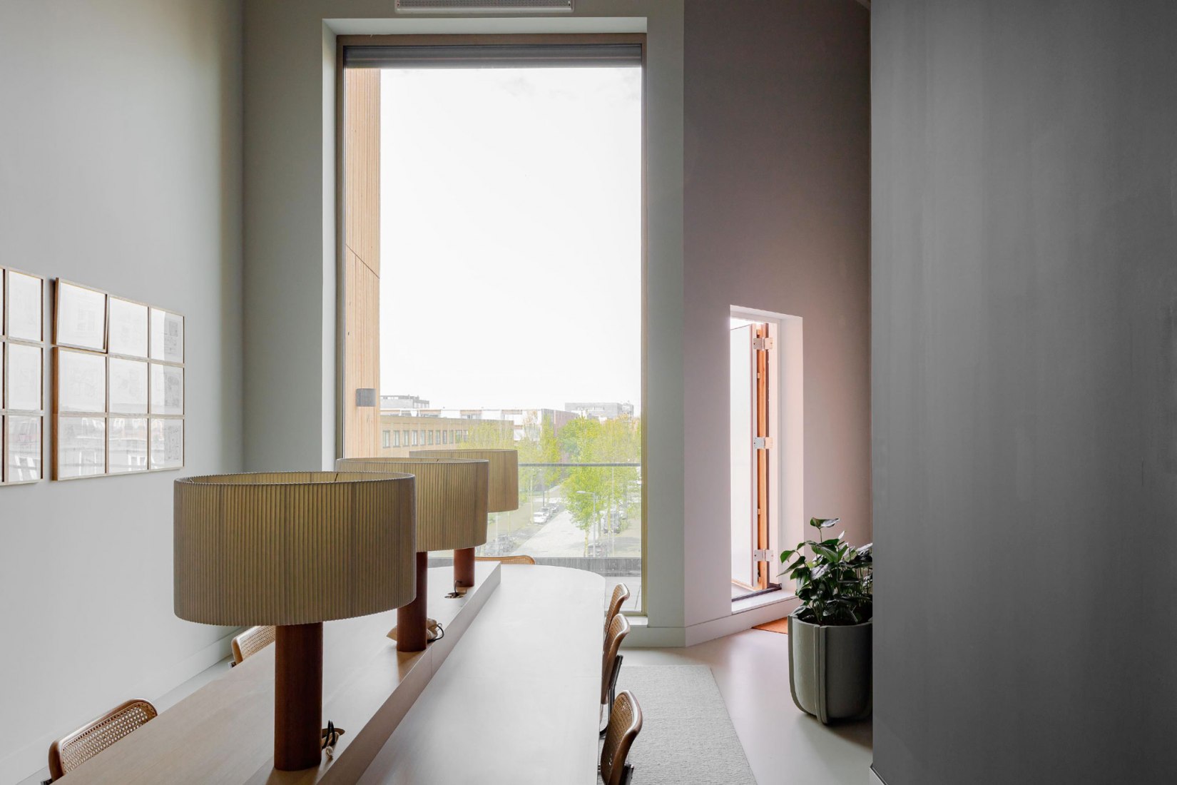 Edificio residencial «Jonas». Un interior escenográfico y un exterior ...