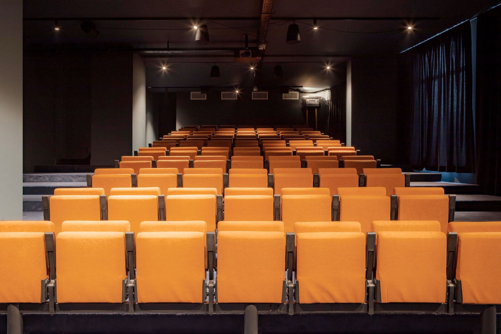 Edificio residencial «Jonas». Un interior escenográfico y un exterior ...