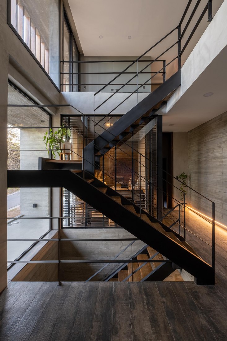 Programmatic duality. House in El Rodeo by Pablo Senmartin Arquitectos ...