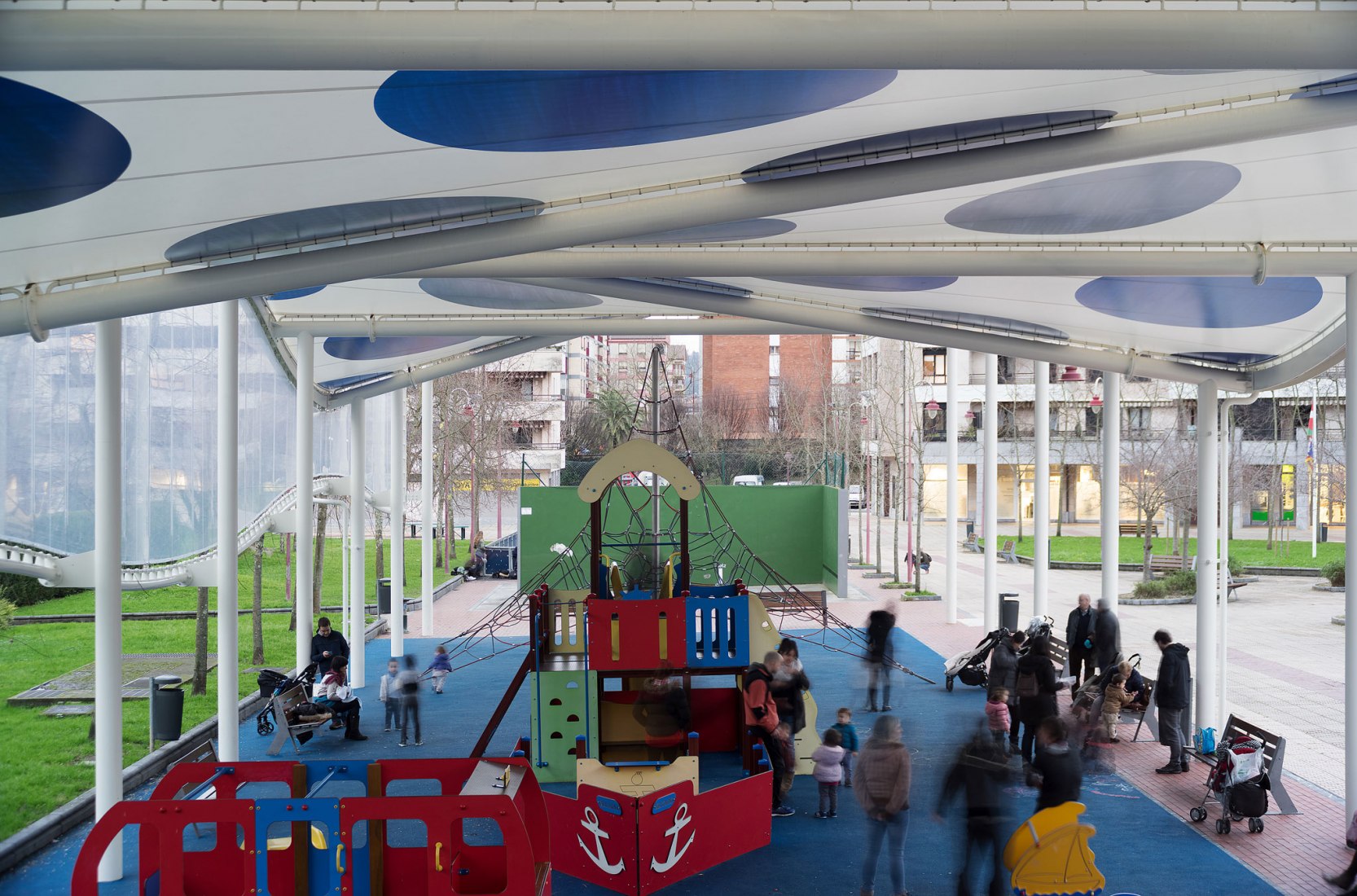 Cubierta para el parque infantil Igerain-Gain por Iñigo Peñalba Arribas ...