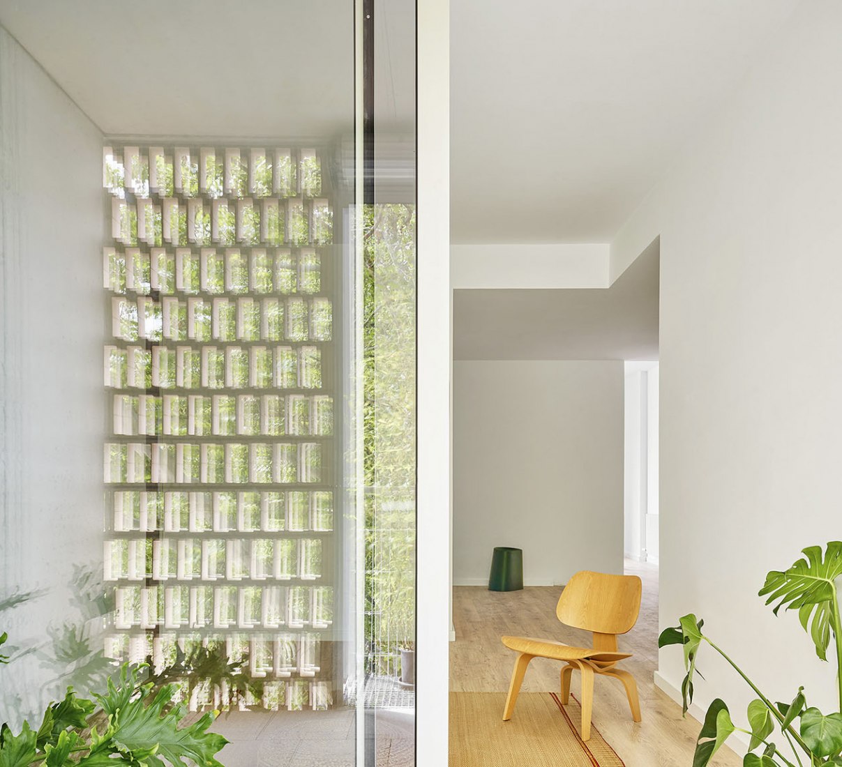 Giving the neighbourhood a new identity. 54 social dwellings in Bon ...