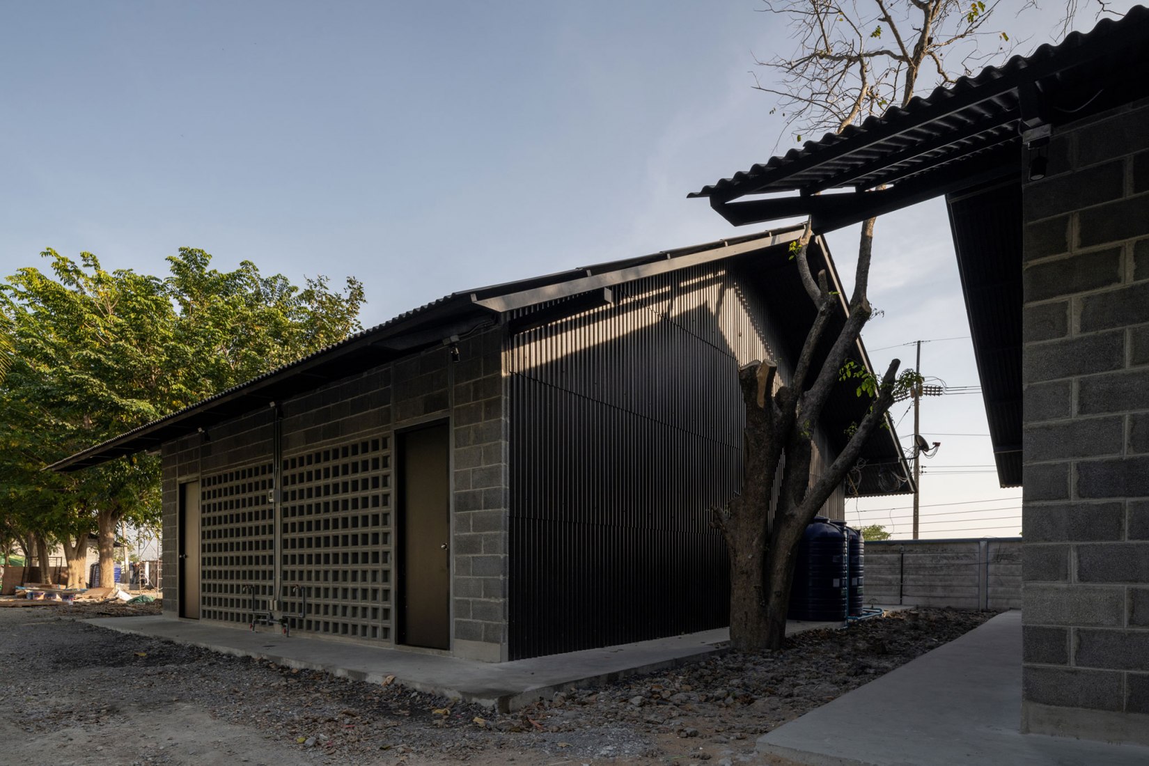 Vernacular architecture. Budget house in Angthong by PHTAA Living ...