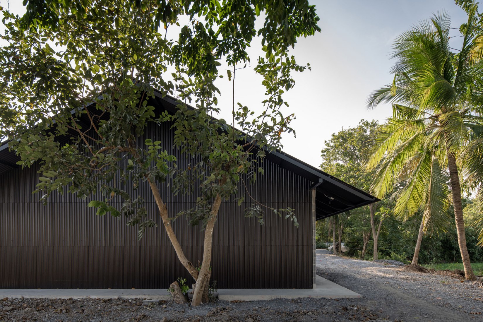 Vernacular architecture. Budget house in Angthong by PHTAA Living ...
