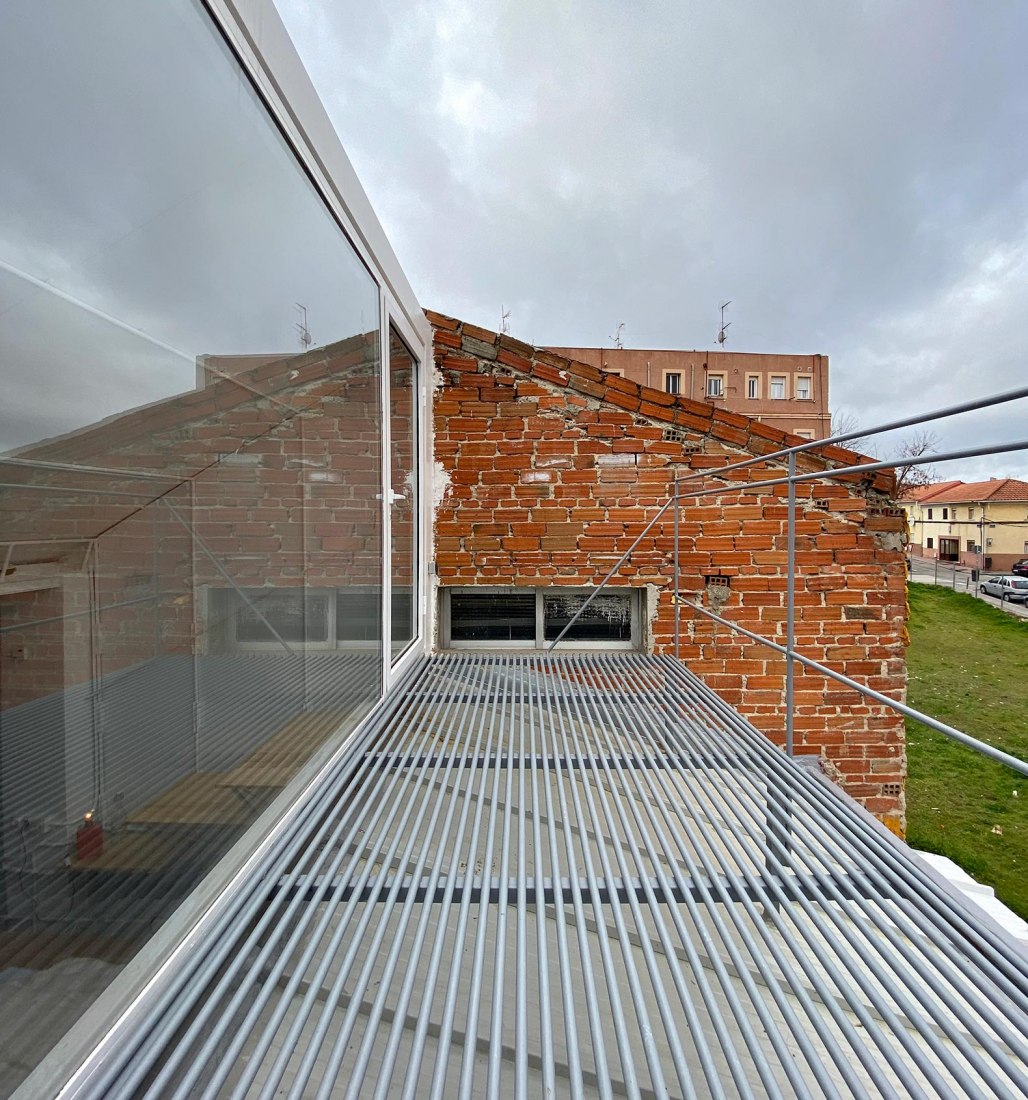 La nave del Topo. Espacio de trabajo y vivienda por Pia Mendaro ...