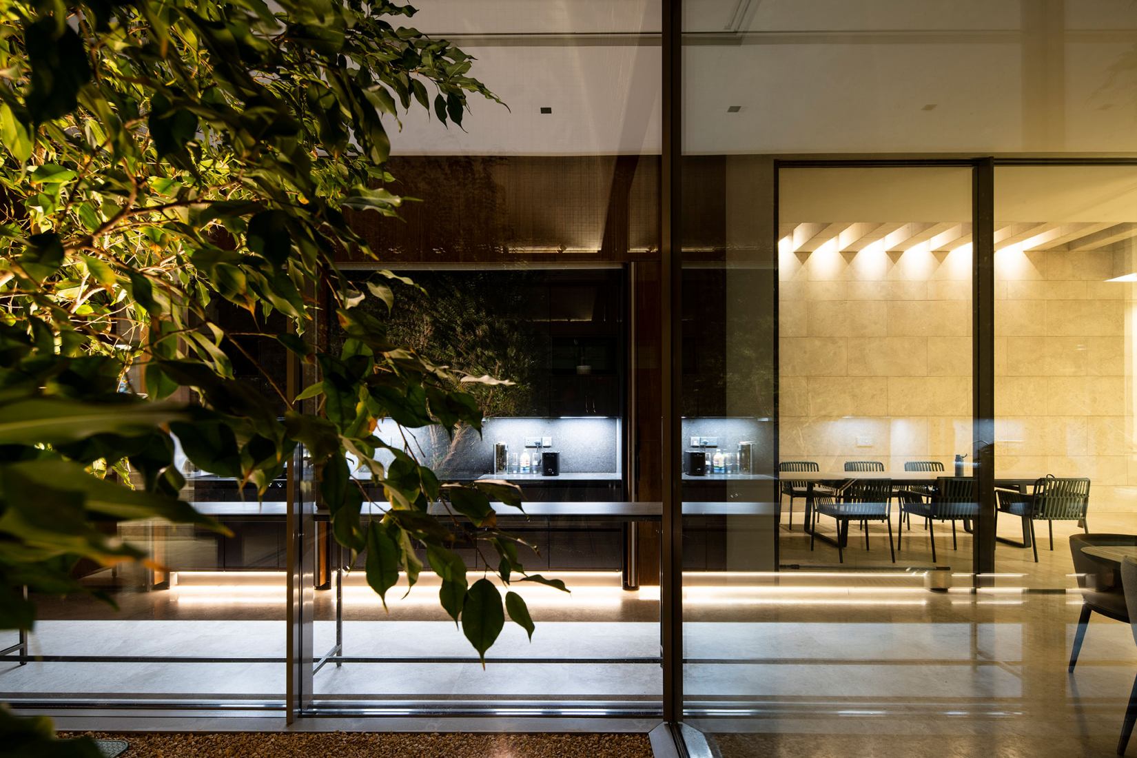 Lattices and layers that filter the space. Pixel House by AGi ...