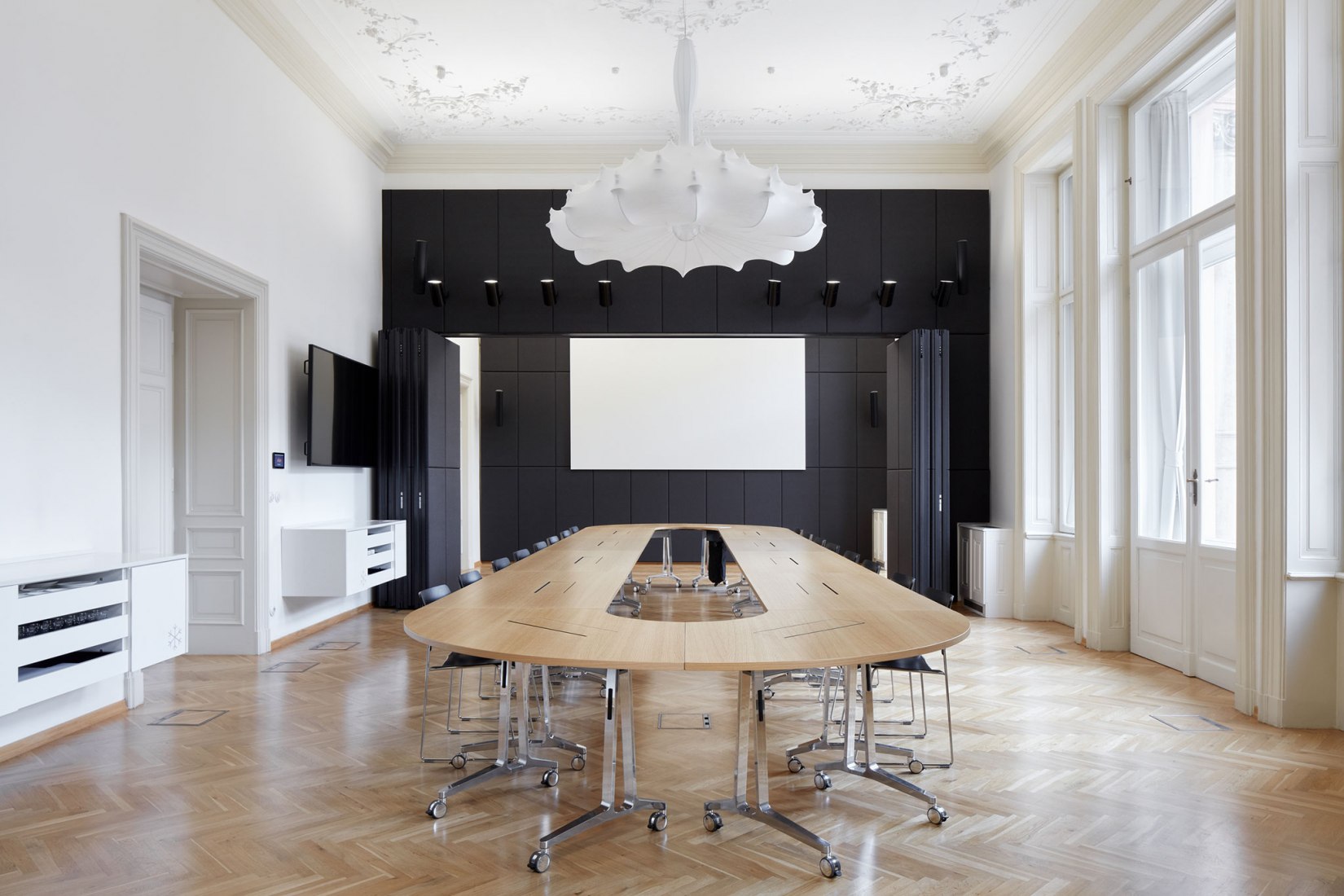 Representation, work and relaxation in the Headquarters of AON by ...