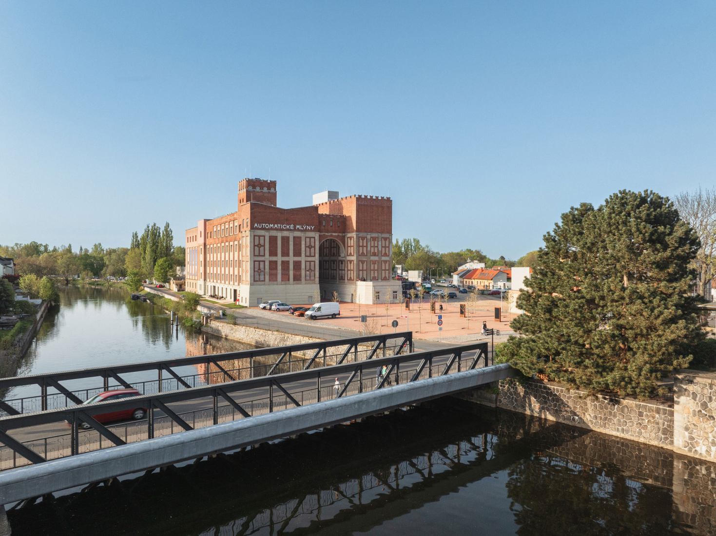 A silo of contemporary culture. Automatic Mills Grain Silo renovation ...