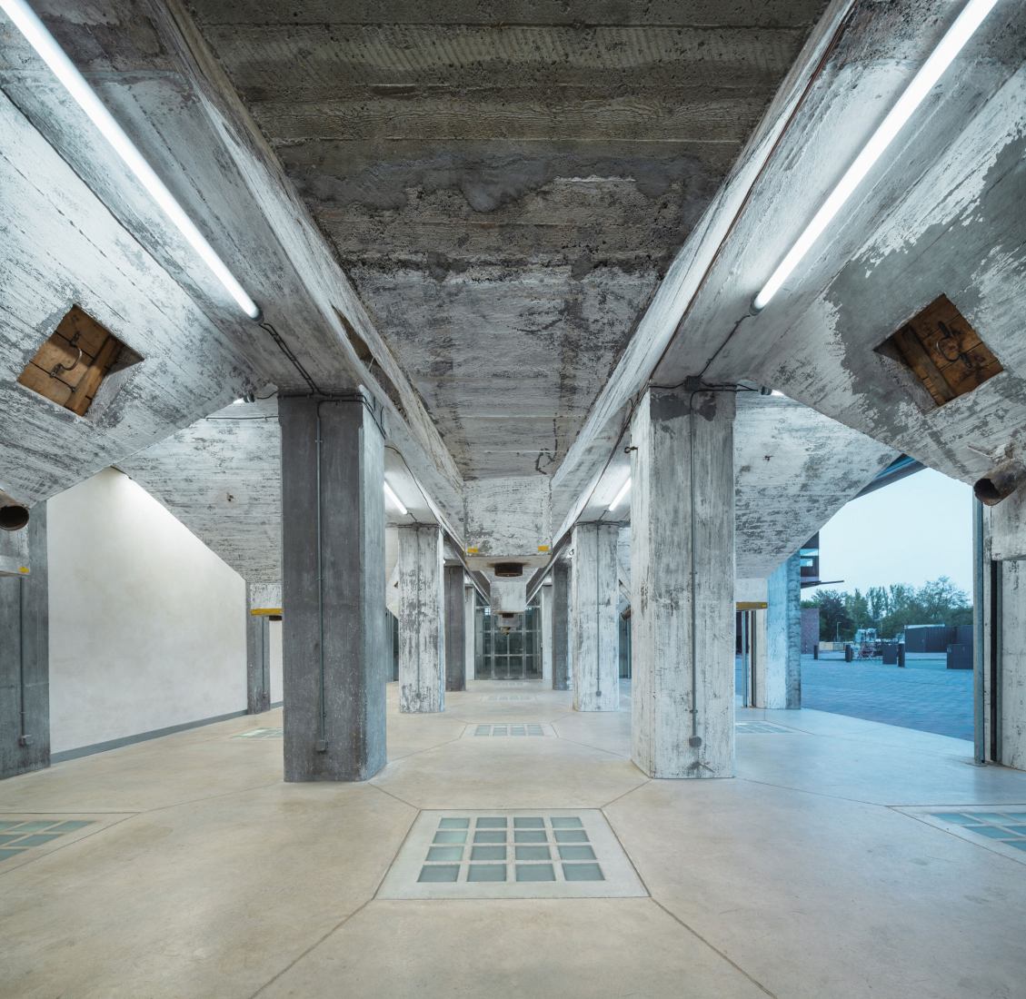 A silo of contemporary culture. Automatic Mills Grain Silo renovation ...