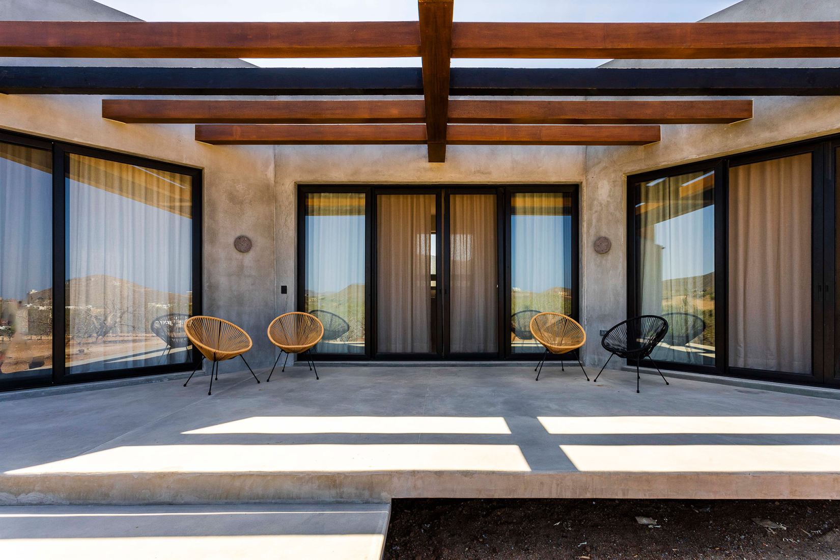 Una vivienda en conexión constante con el paisaje. Casa que da por Red ...