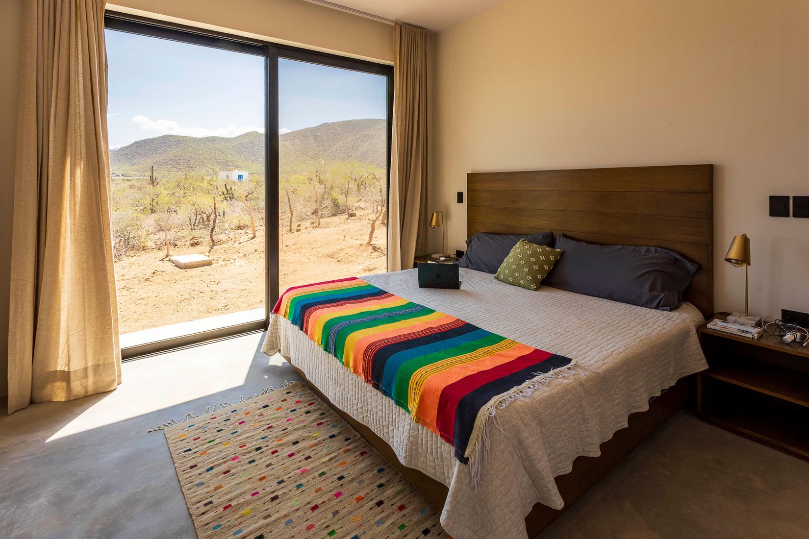 Una vivienda en conexión constante con el paisaje. Casa que da por Red ...
