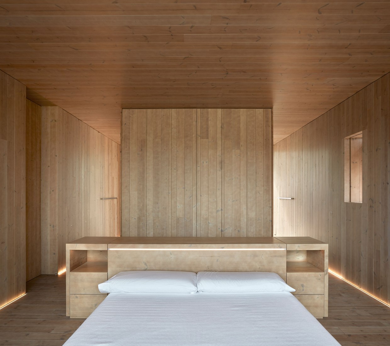 Reshaping the Landscape. Cottage in the Vineyard by Ramón Esteve ...