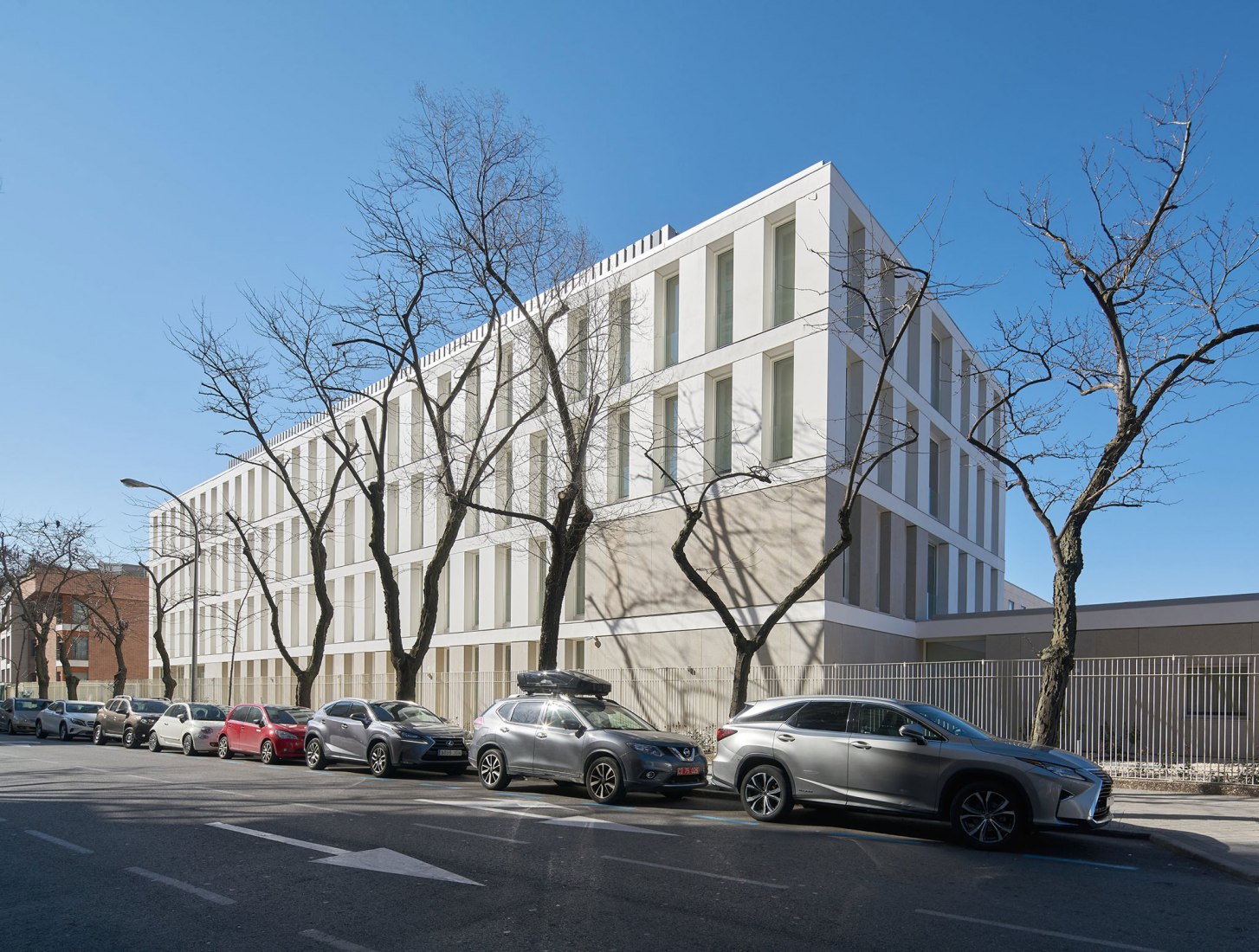 Atemporalidad y neutralidad, Edificio docente y administrativo por ...