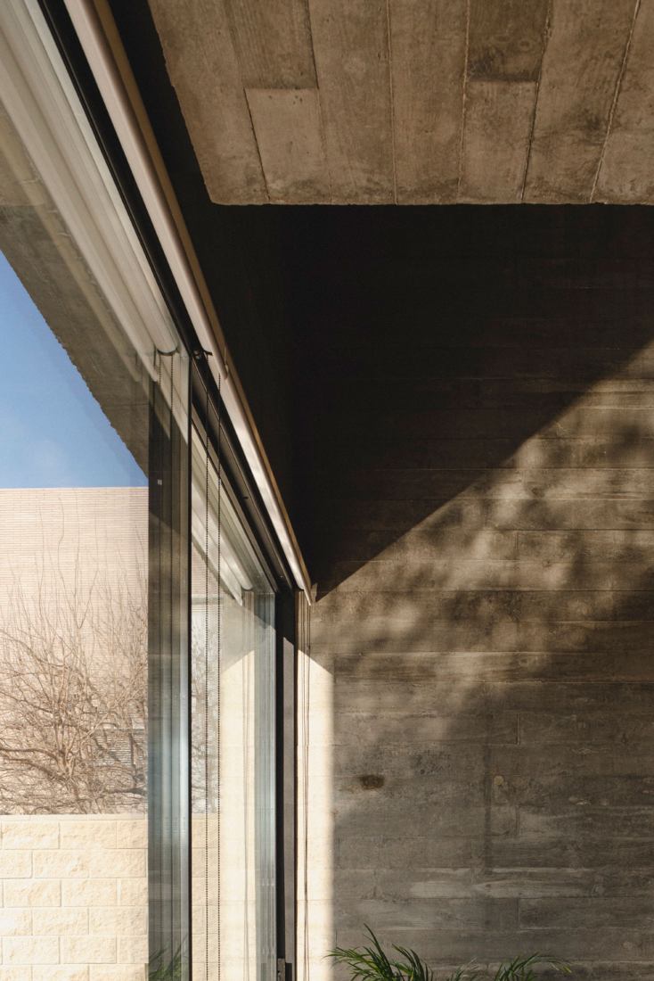 Among the orchard and the city. Rubio House by Carles Faus Architecture ...