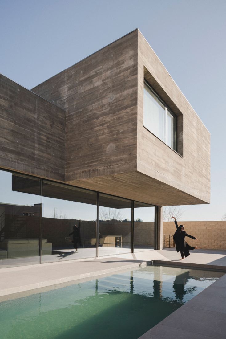Among the orchard and the city. Rubio House by Carles Faus Architecture ...