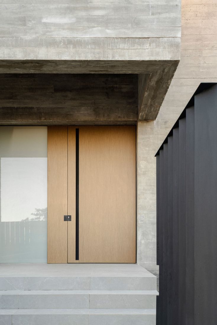 Among the orchard and the city. Rubio House by Carles Faus Architecture ...