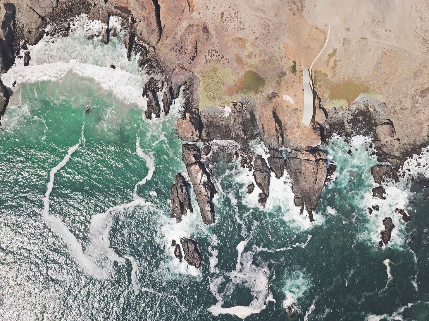 A wave on the cliff. Los Vilos house by Ryue Nishizawa | The Strength ...