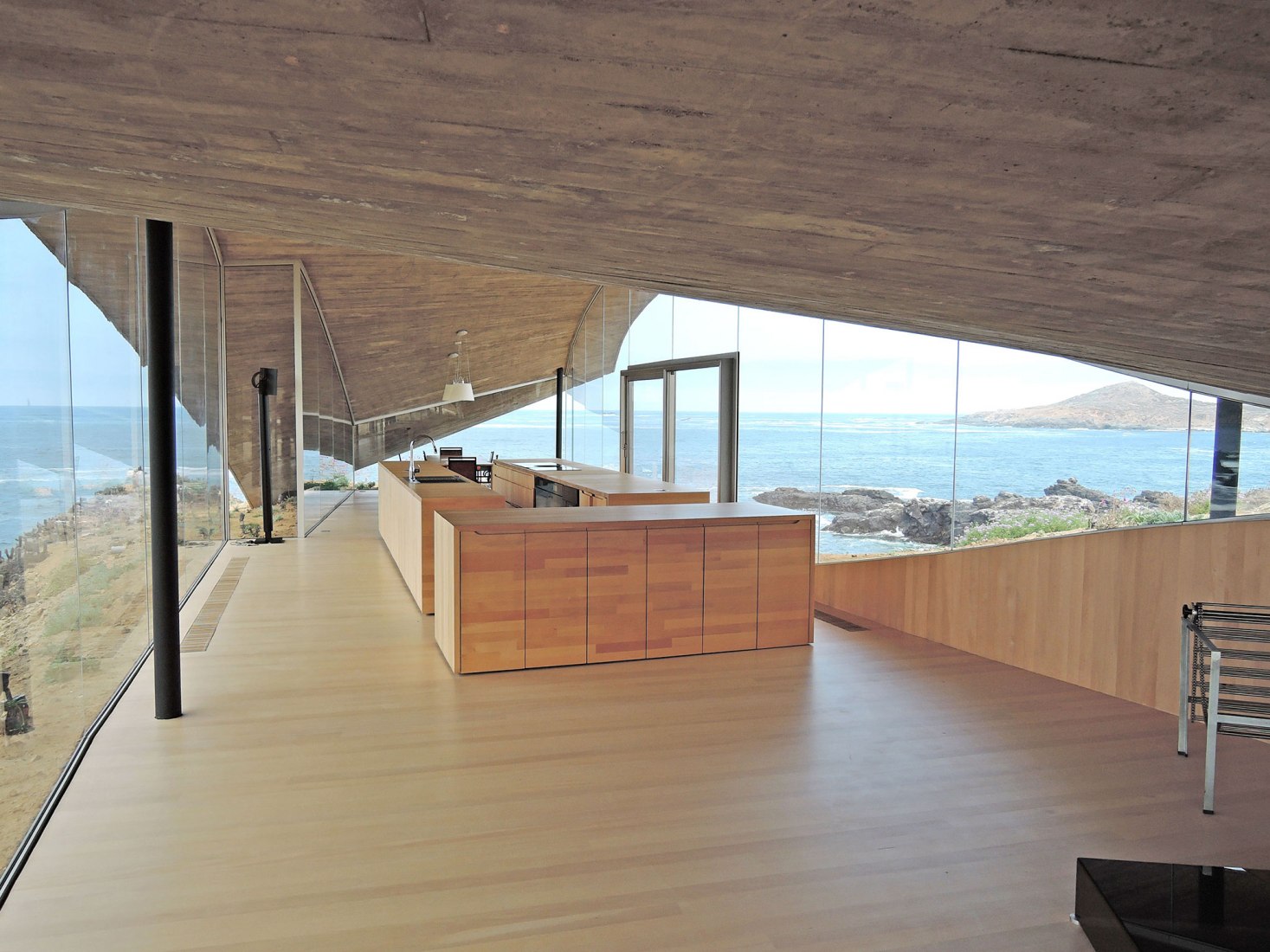 A wave on the cliff. Los Vilos house by Ryue Nishizawa | The Strength ...