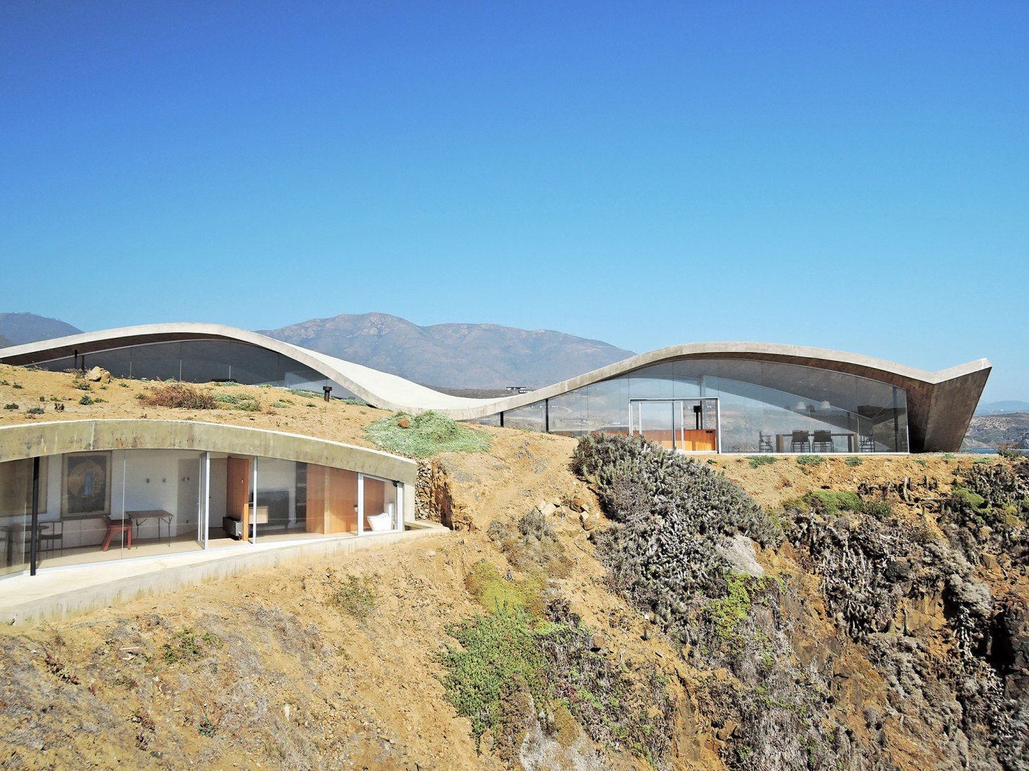 A wave on the cliff. Los Vilos house by Ryue Nishizawa | The Strength ...