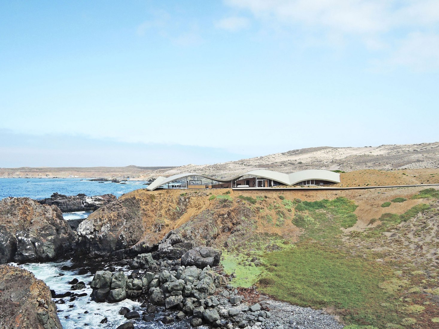 A wave on the cliff. Los Vilos house by Ryue Nishizawa | The Strength ...