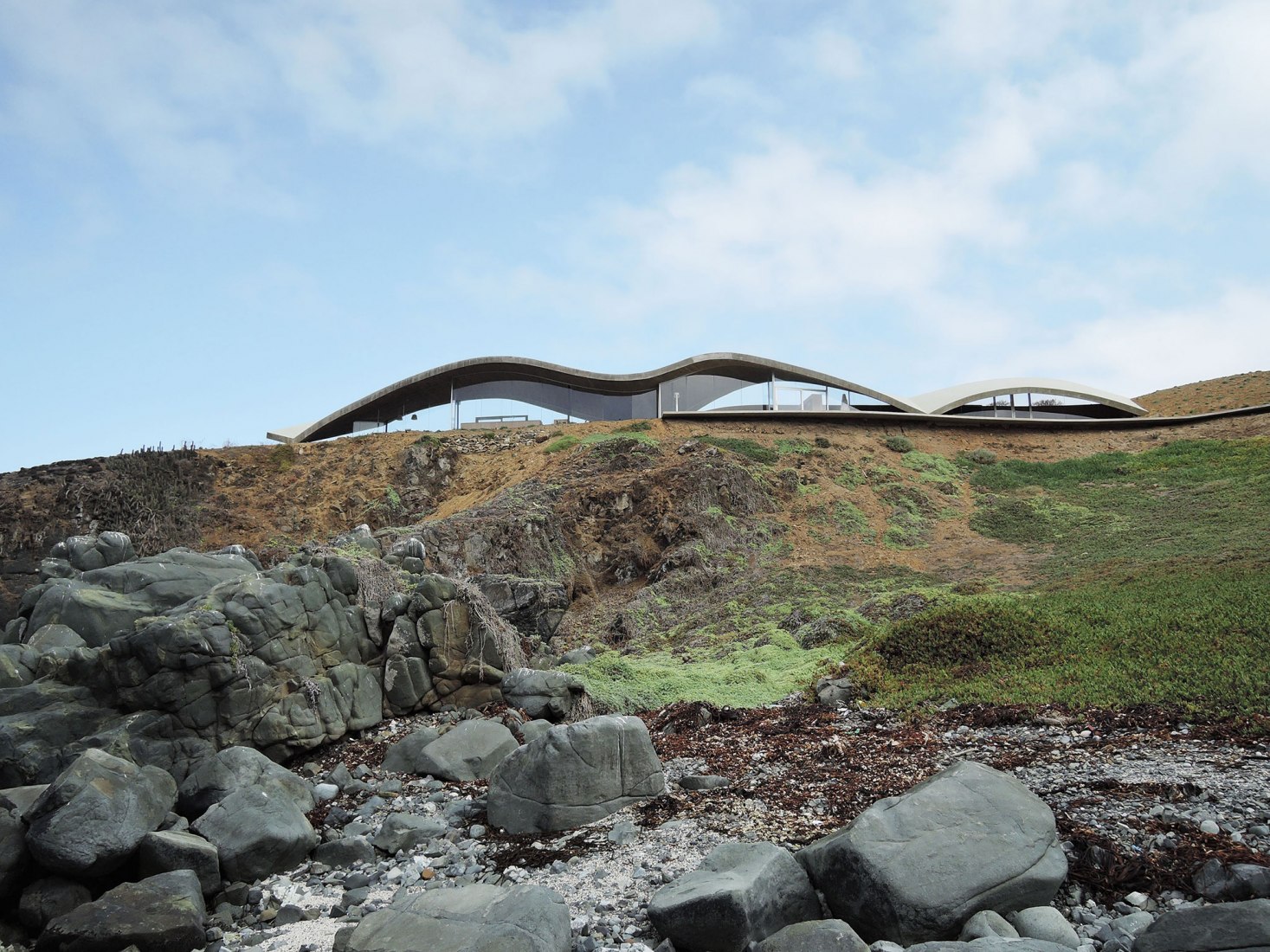 A wave on the cliff. Los Vilos house by Ryue Nishizawa | The Strength ...