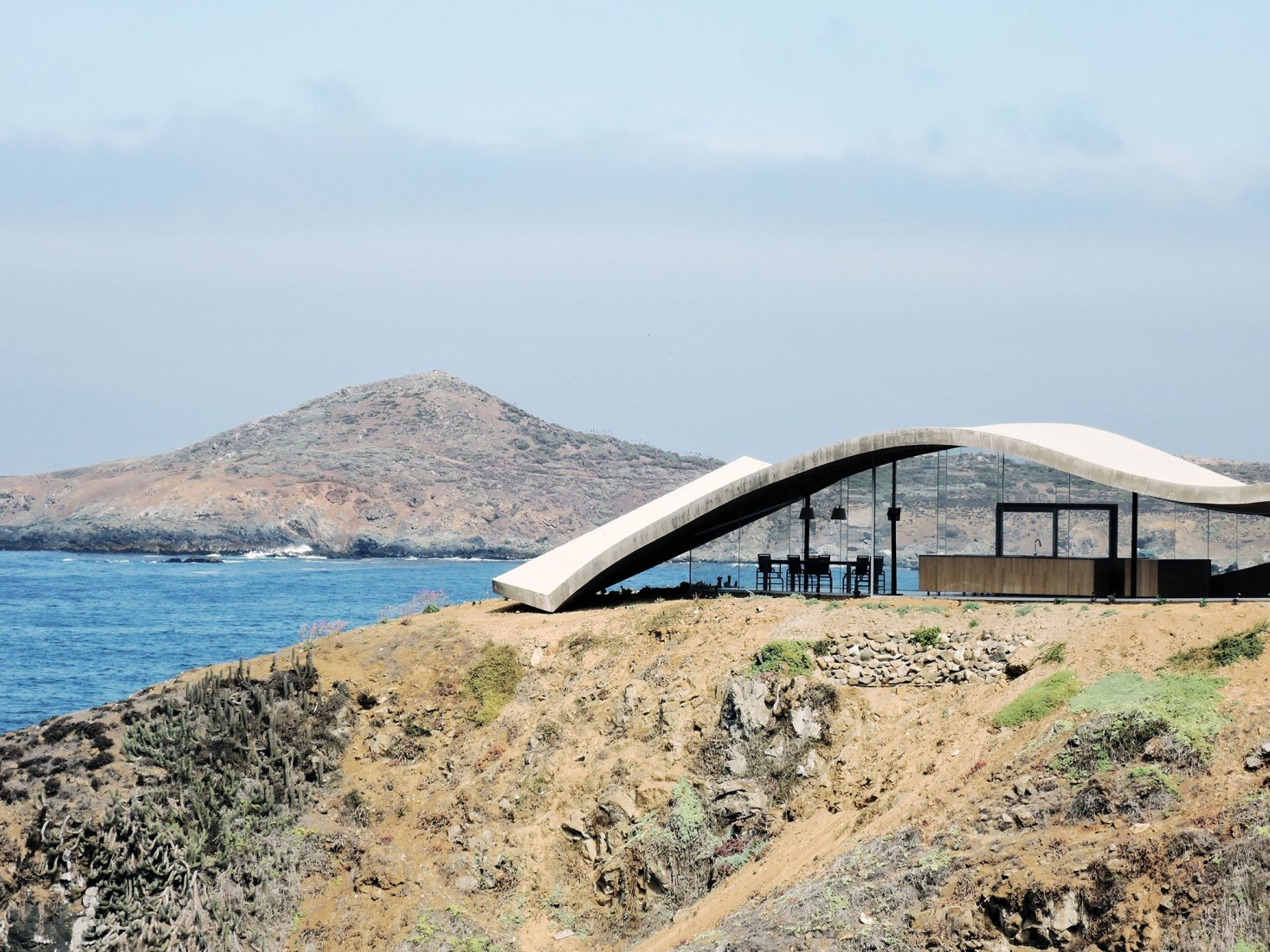 A wave on the cliff. Los Vilos house by Ryue Nishizawa | The Strength ...