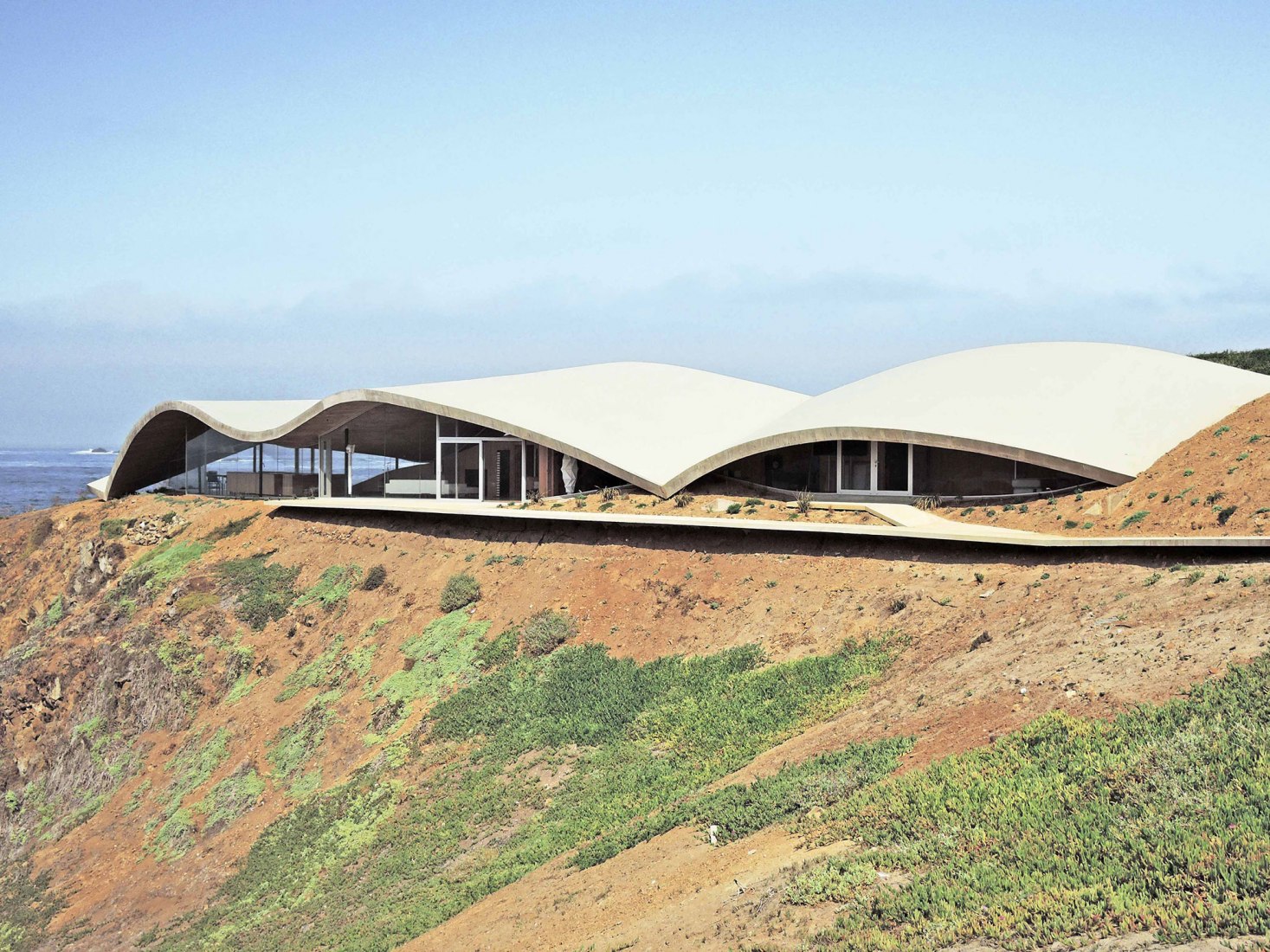 A wave on the cliff. Los Vilos house by Ryue Nishizawa | The Strength ...