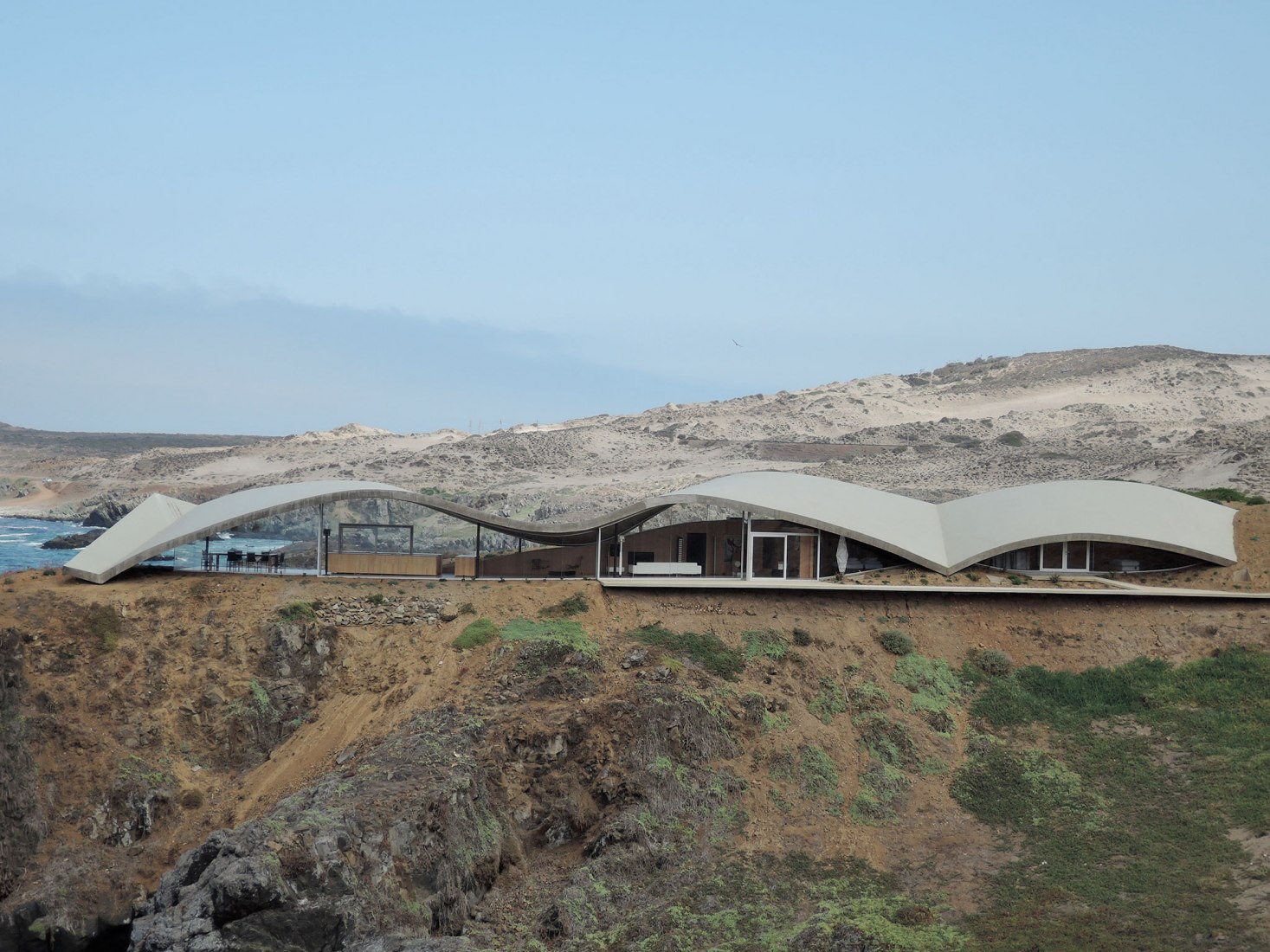A wave on the cliff. Los Vilos house by Ryue Nishizawa | The Strength ...