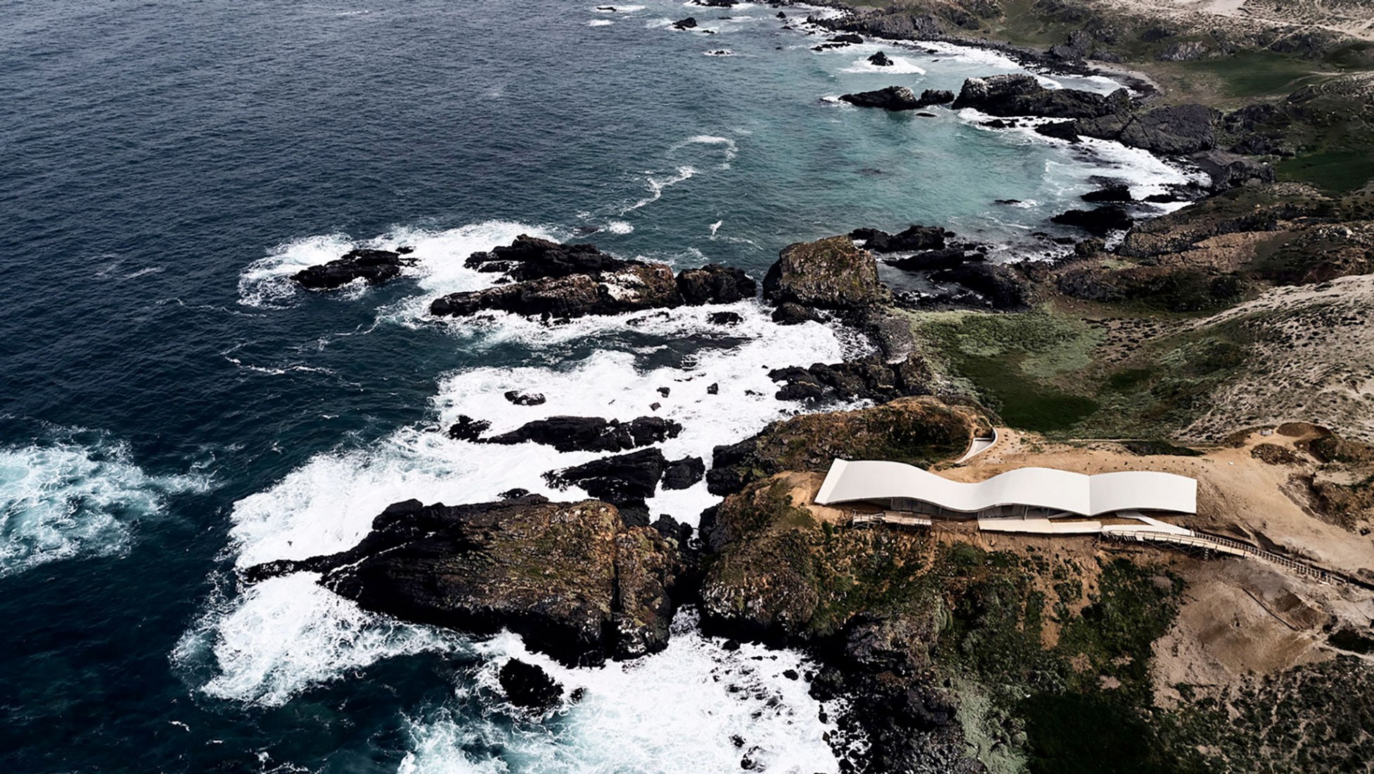 A wave on the cliff. Los Vilos house by Ryue Nishizawa | The Strength ...