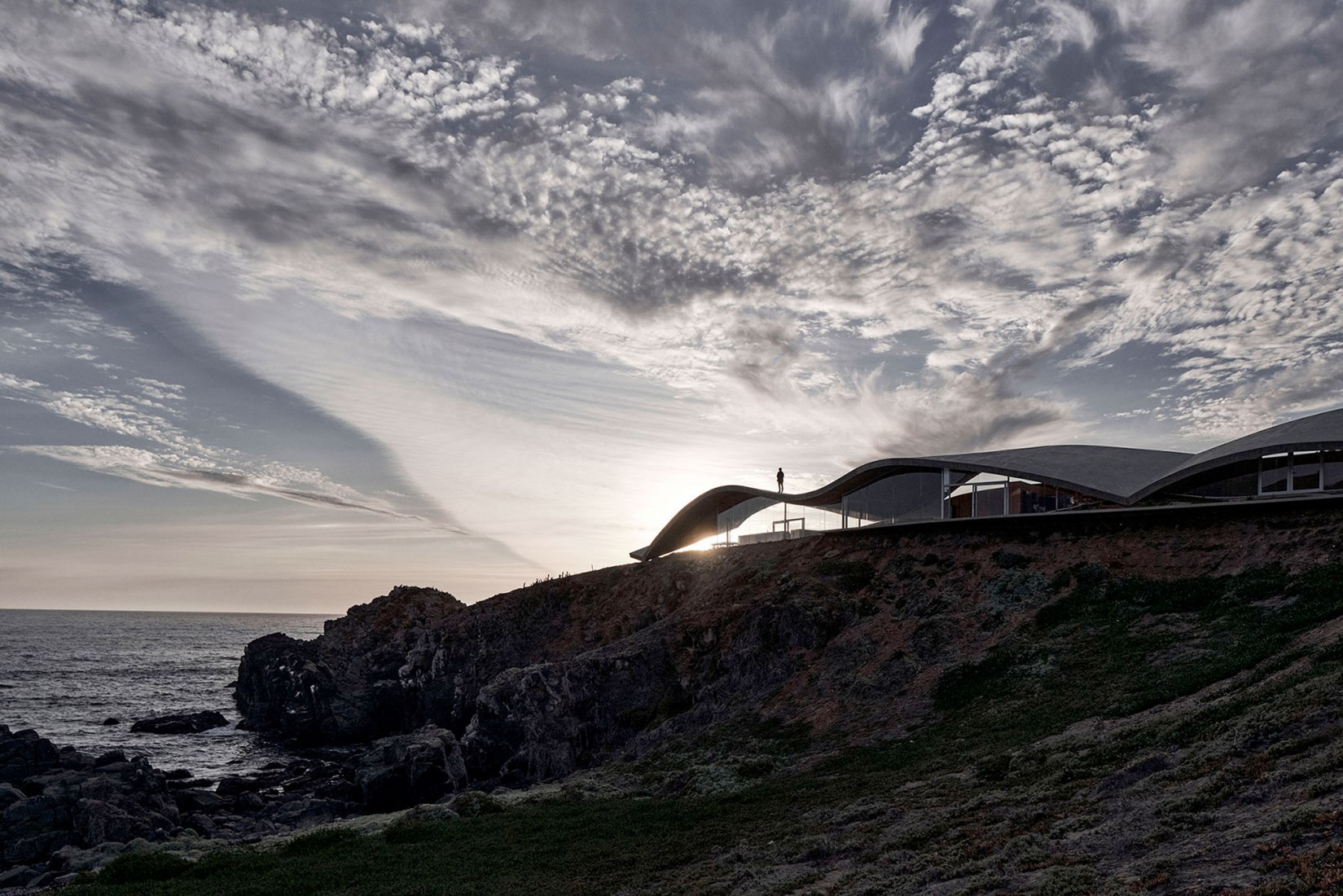 A wave on the cliff. Los Vilos house by Ryue Nishizawa | The Strength ...