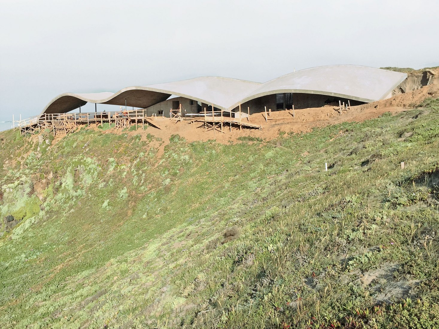 A wave on the cliff. Los Vilos house by Ryue Nishizawa | The Strength ...