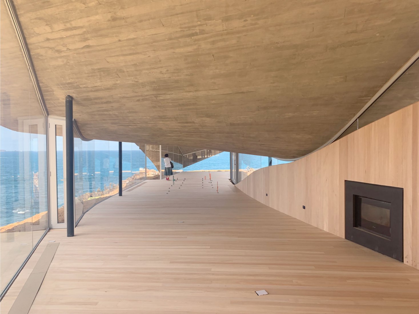 A wave on the cliff. Los Vilos house by Ryue Nishizawa | The Strength ...